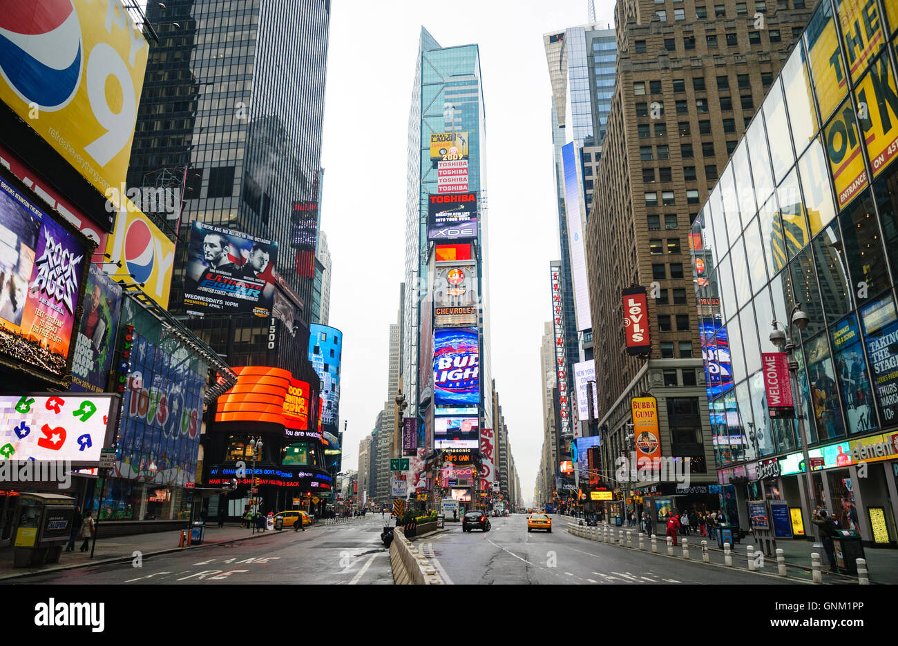 Times square advertisements hi-res stock photography and images - Alamy
