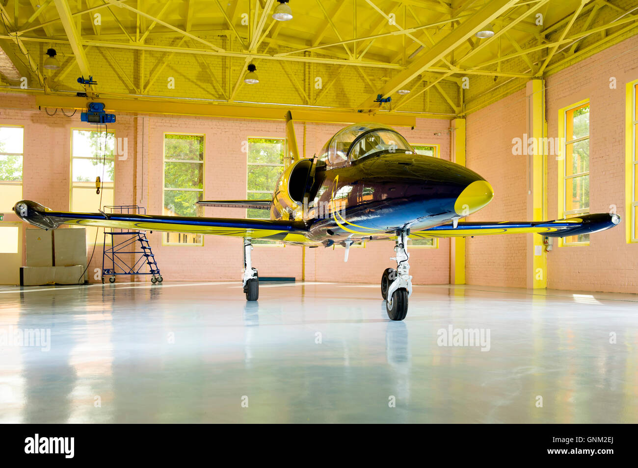 Airplane inside hangar hi-res stock photography and images - Alamy