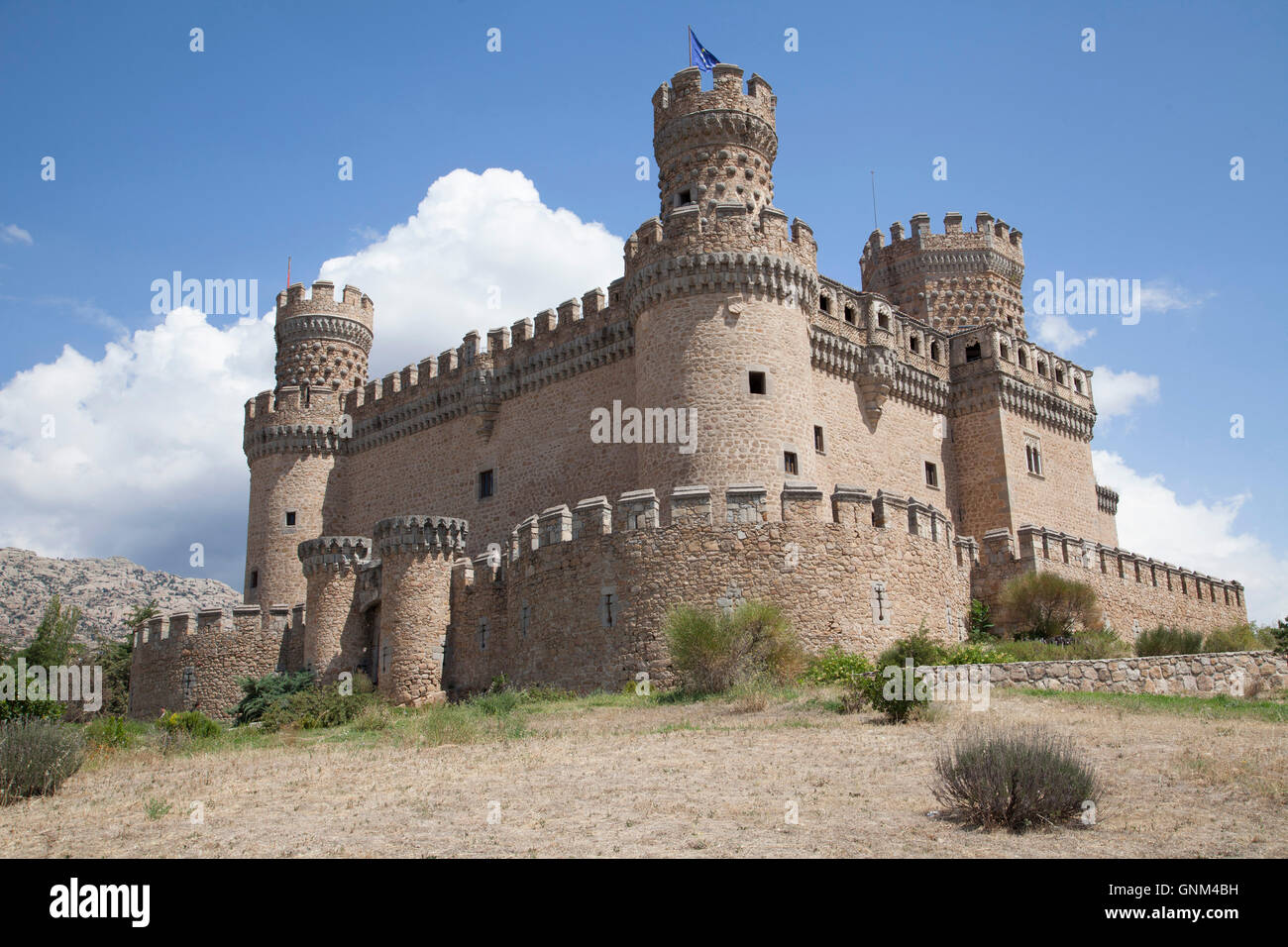 Palacio castillo residencia real hi-res stock photography and images ...