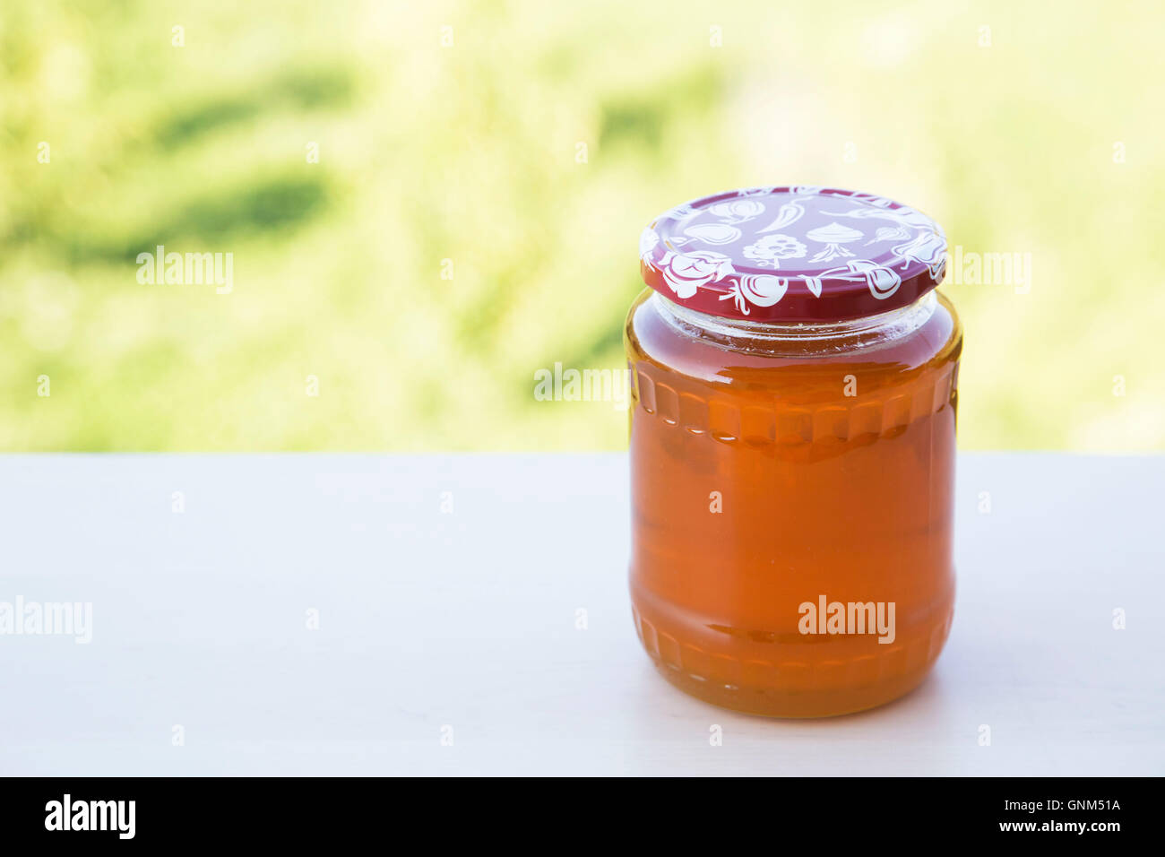 Honey jar outside hi-res stock photography and images - Alamy