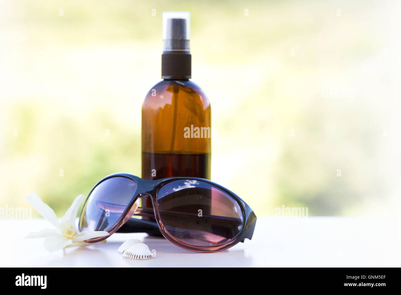 Sun block spray hi-res stock photography and images - Alamy