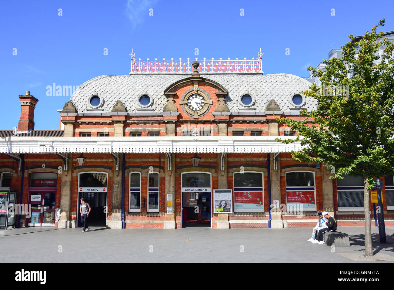 Uk stations hi-res stock photography and images - Alamy