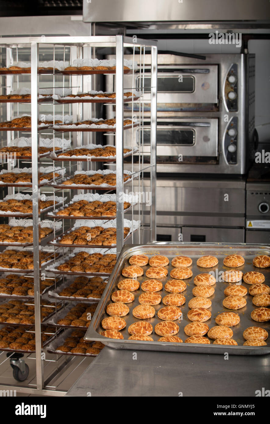 Cake factory production hi-res stock photography and images - Alamy