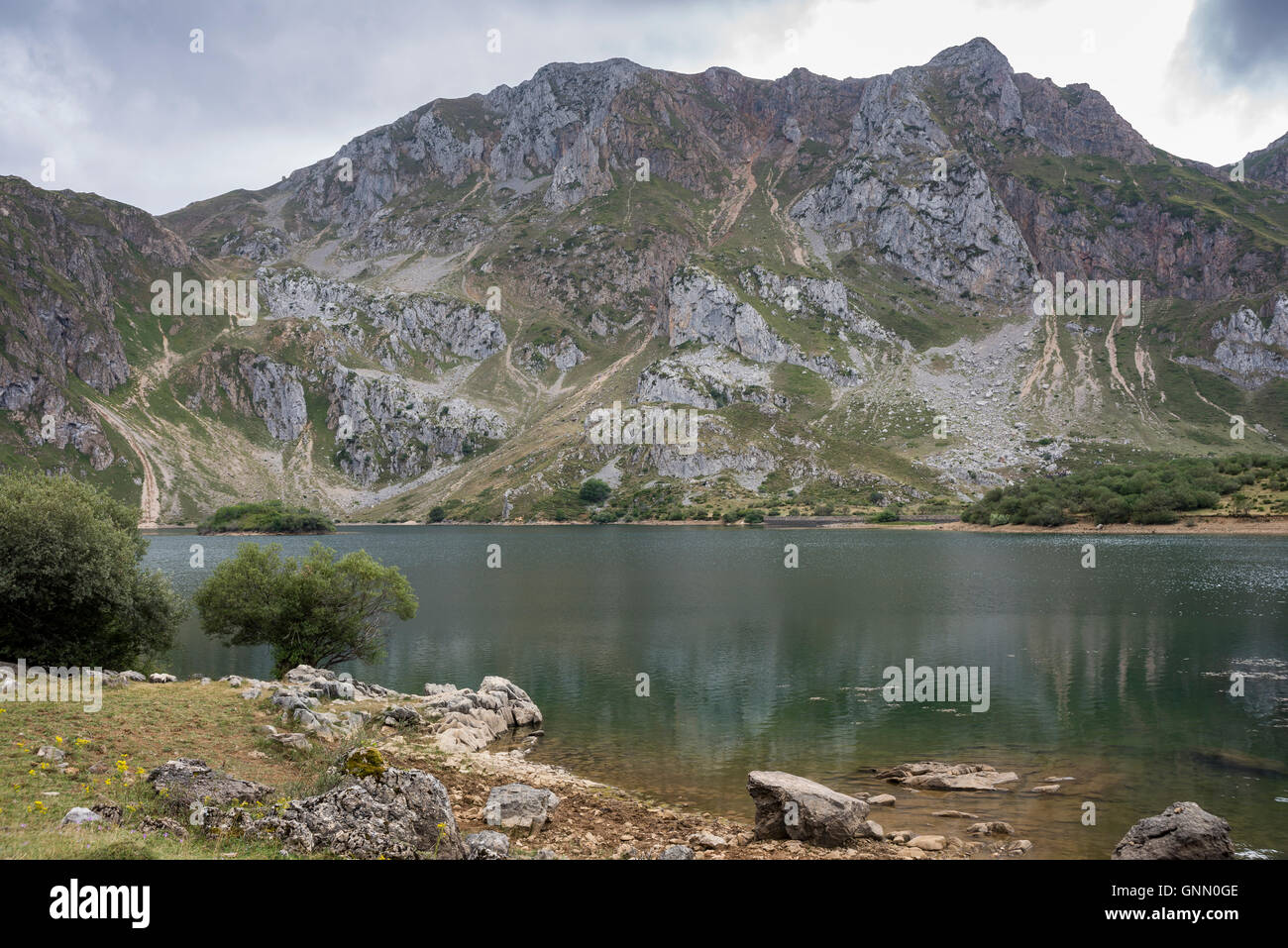 Lago del valle hi-res stock photography and images - Alamy