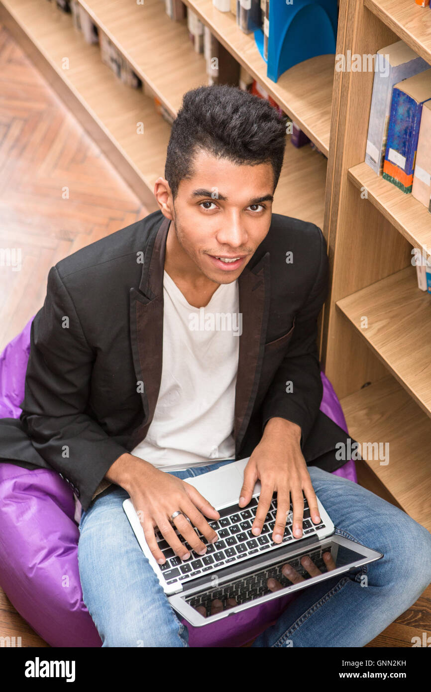 Man and laptop and library hi-res stock photography and images - Alamy