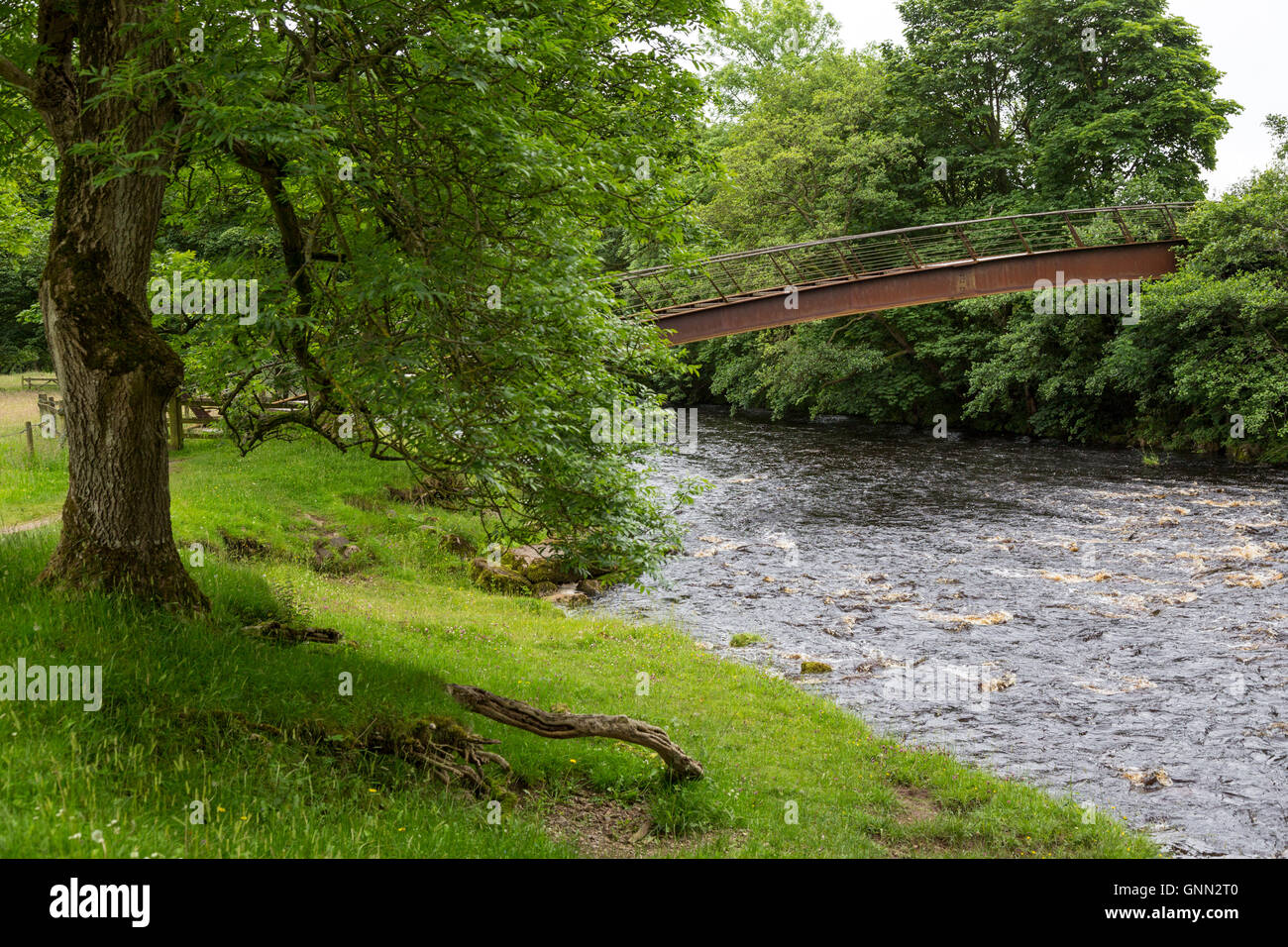 River bridge path hi-res stock photography and images - Alamy