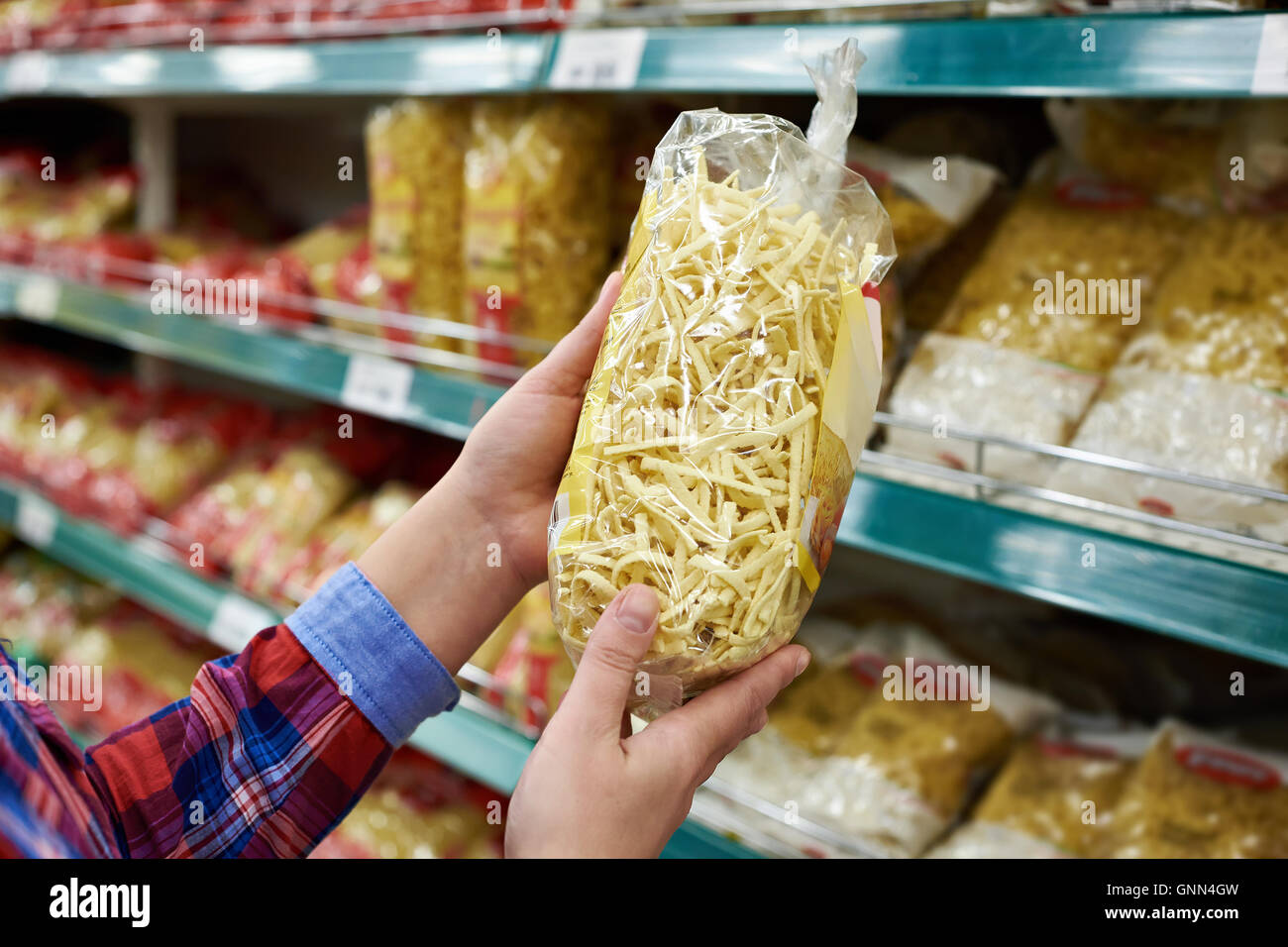 Pasta spaghetti supermarket shelf hi-res stock photography and images ...
