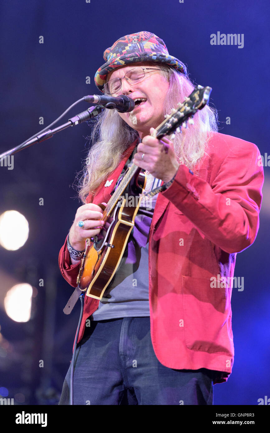 Chris Leslie of Fairport Convention performing at Fairport's Cropredy ...