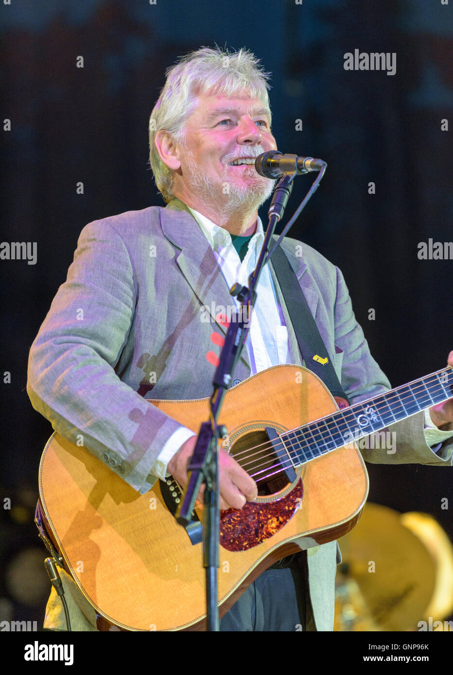 Simon Nicol of Fairport Convention performing at Fairport's Cropredy ...
