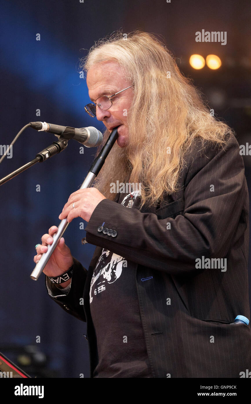 Chris Leslie of Fairport Convention performing at Fairport's Cropredy ...