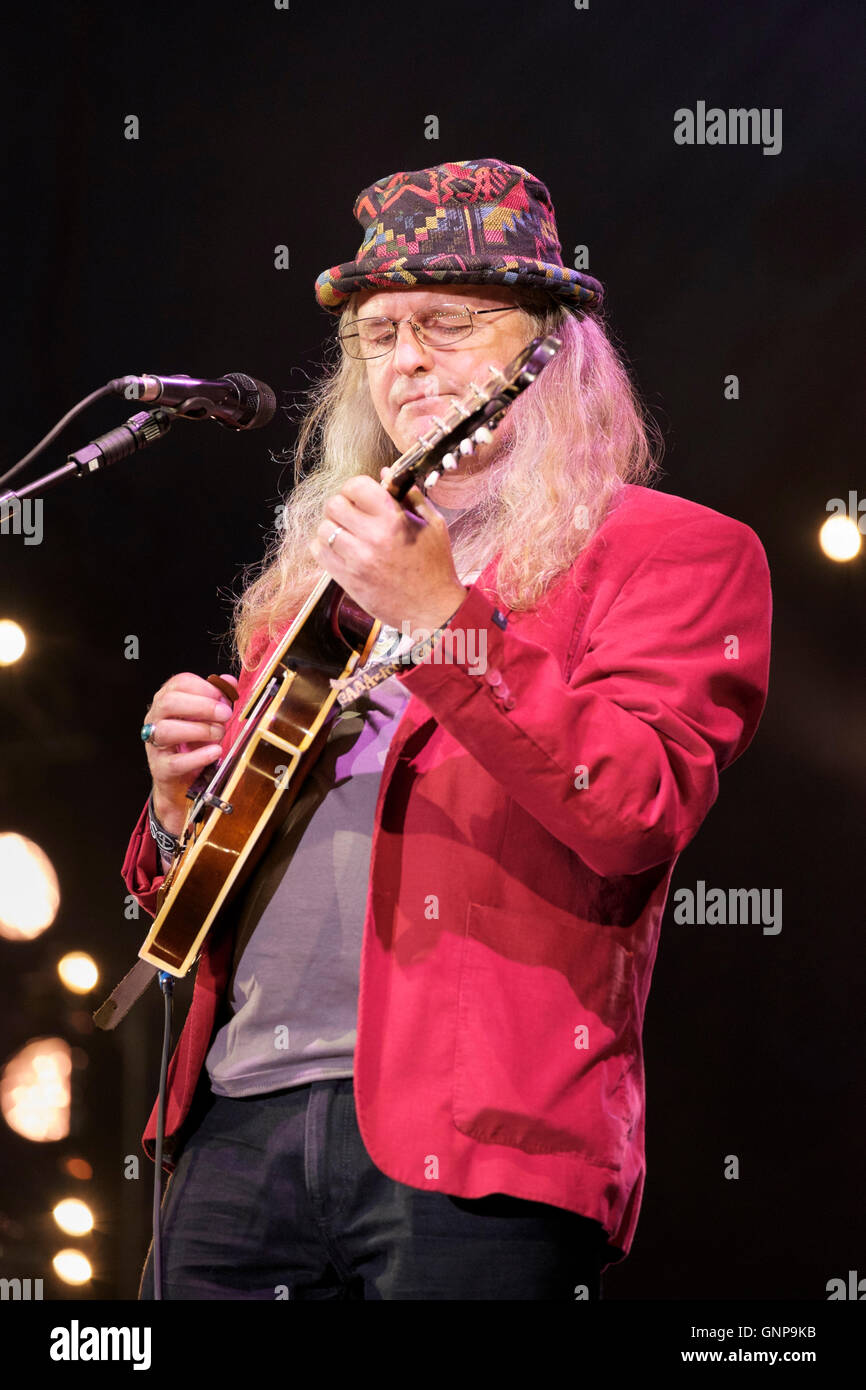 Chris Leslie of Fairport Convention performing at Fairport's Cropredy ...
