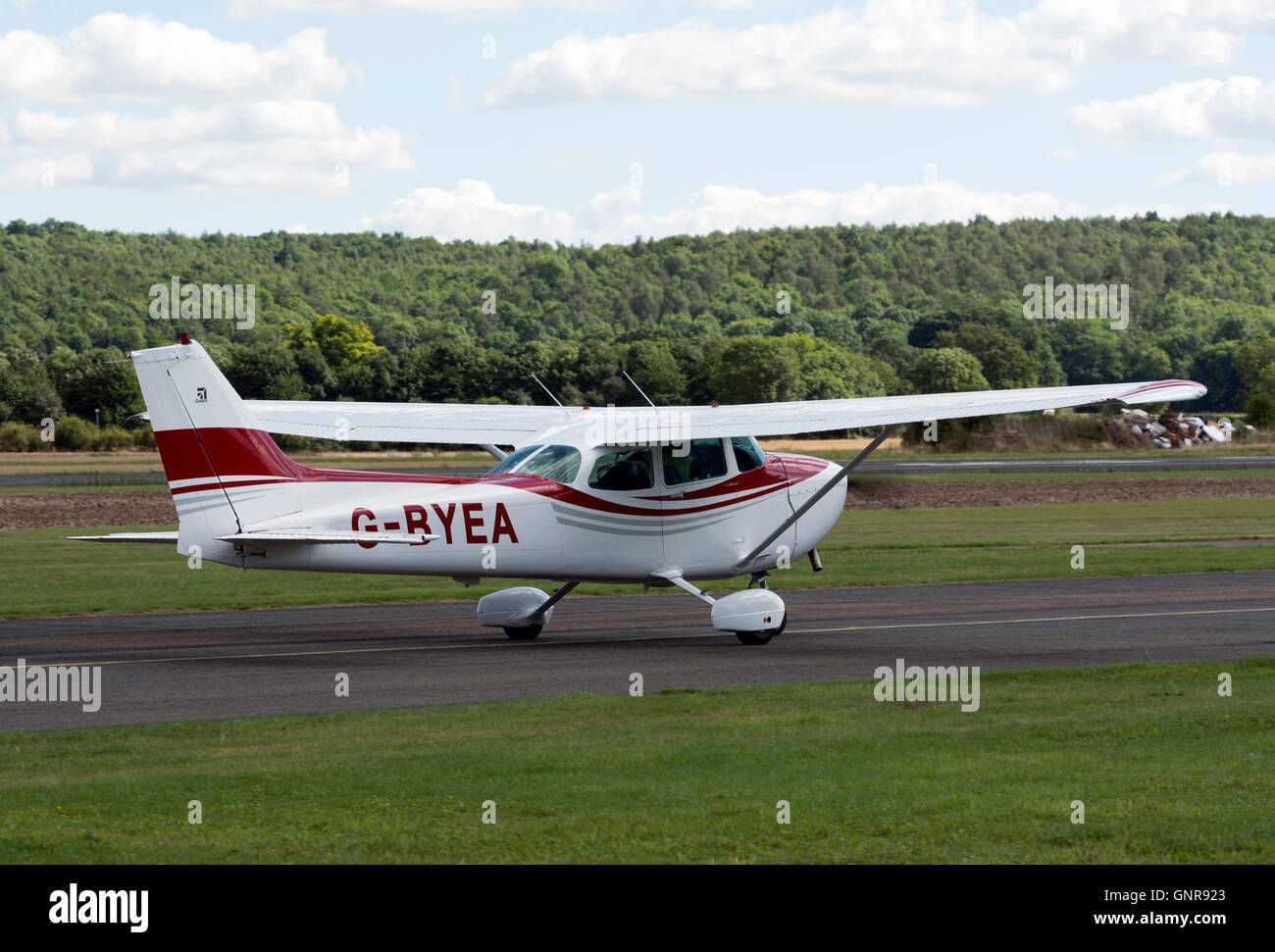 Cessna 172P Skyhawk (G-BYEA) at Wellesbourne Airfield, UK Stock Photo ...