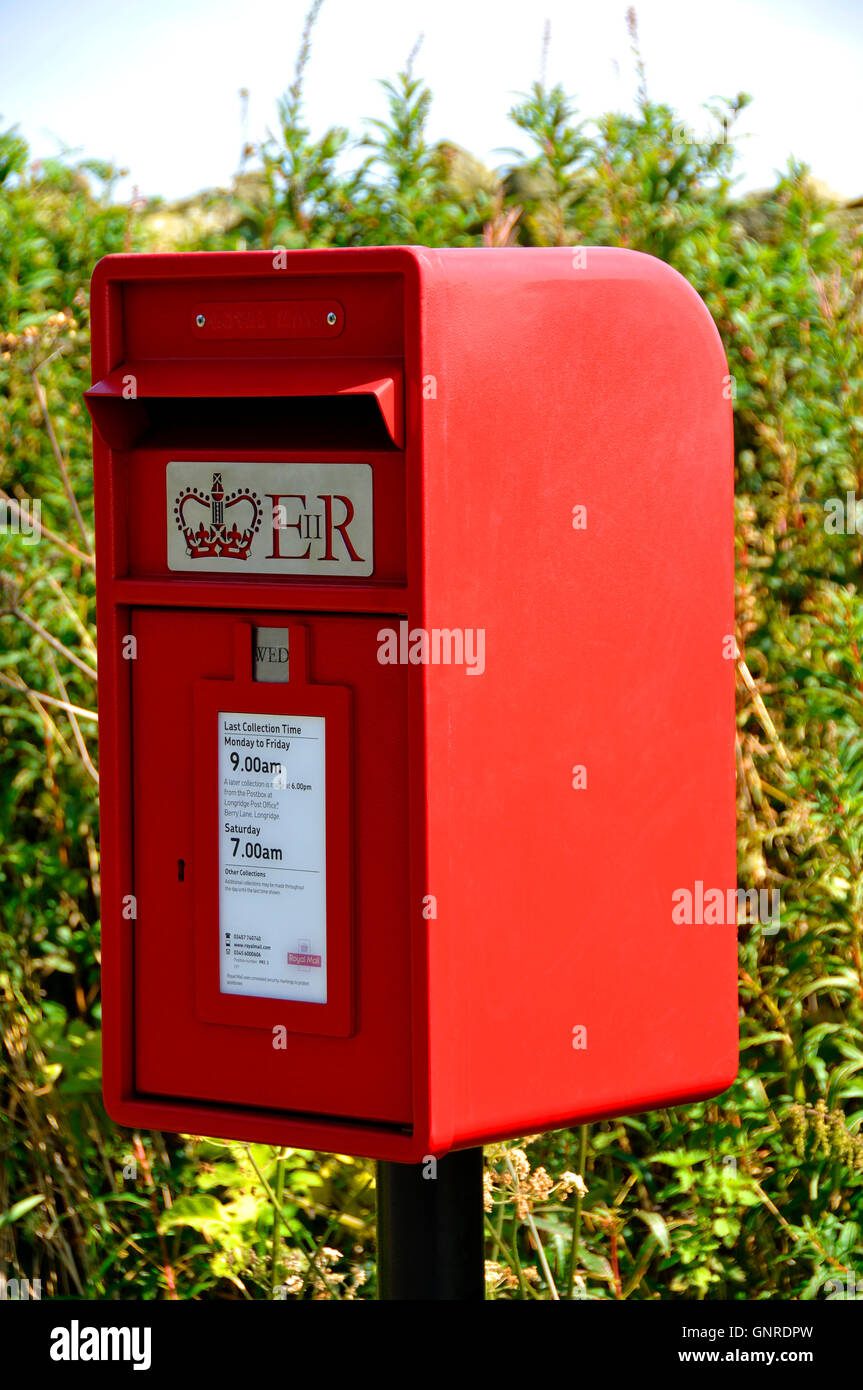 Royal mail rural postbox hi-res stock photography and images - Alamy