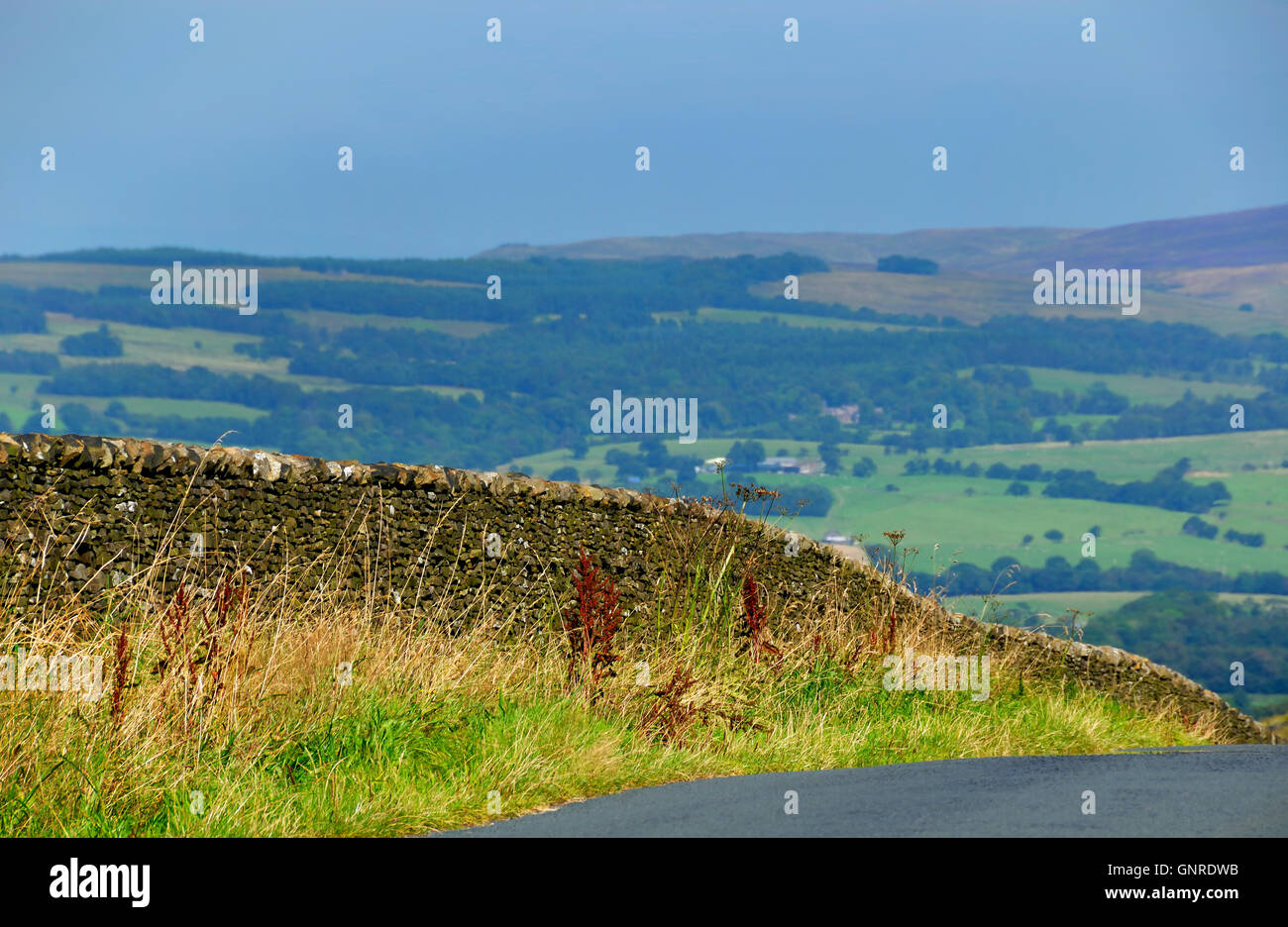 Stone wall and countryside hi-res stock photography and images - Alamy