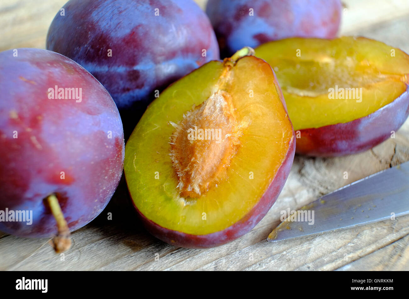 Victoria plums hi-res stock photography and images - Alamy