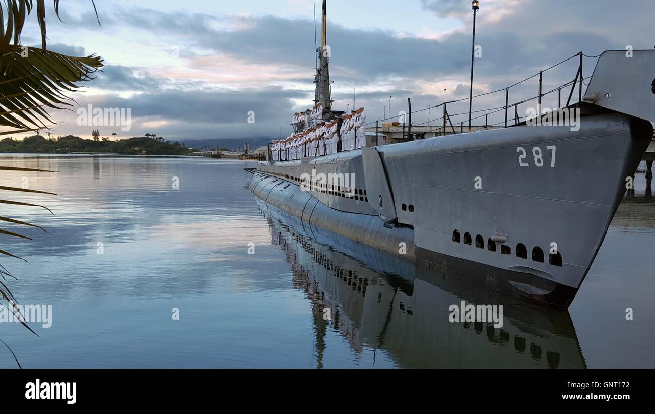 U.S Navy sailors from the Virginia-class fast attack submarine USS ...