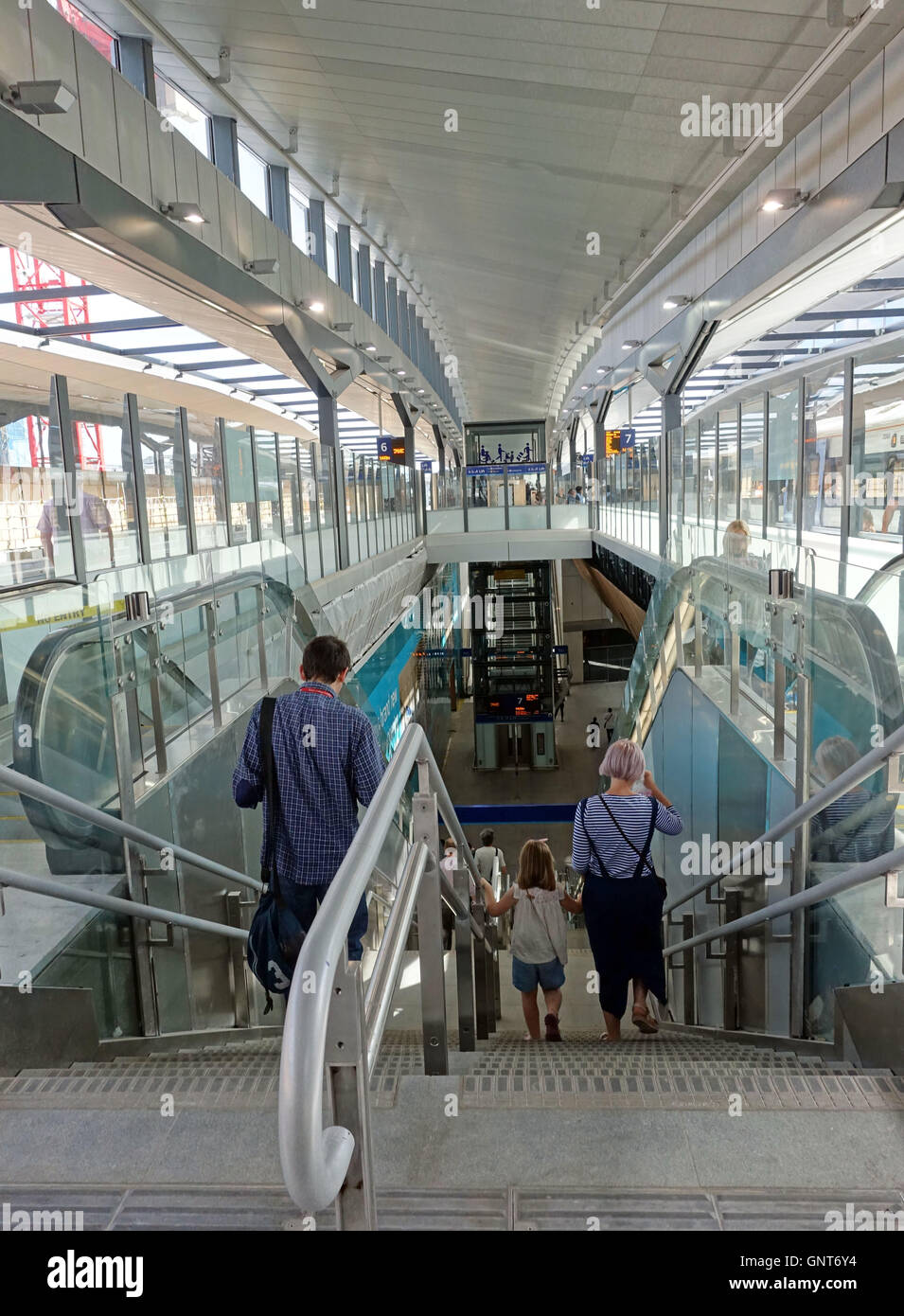 New concourse and platforms at London Bridge Station opened August 2016 ...