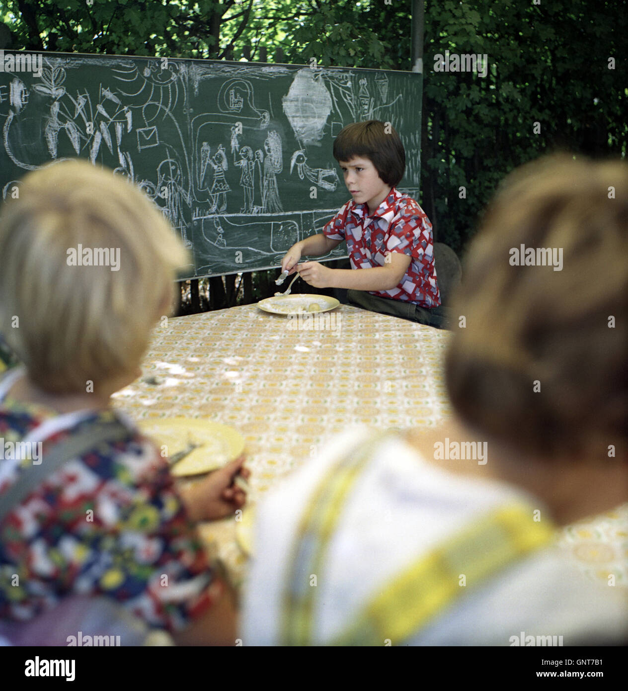 Weimar, GDR, children sit in kindergarten to eat at a table Stock Photo ...