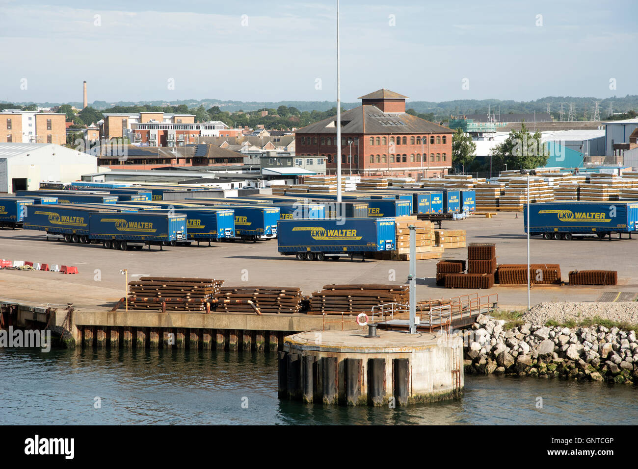 Commercial cargo hi-res stock photography and images - Alamy
