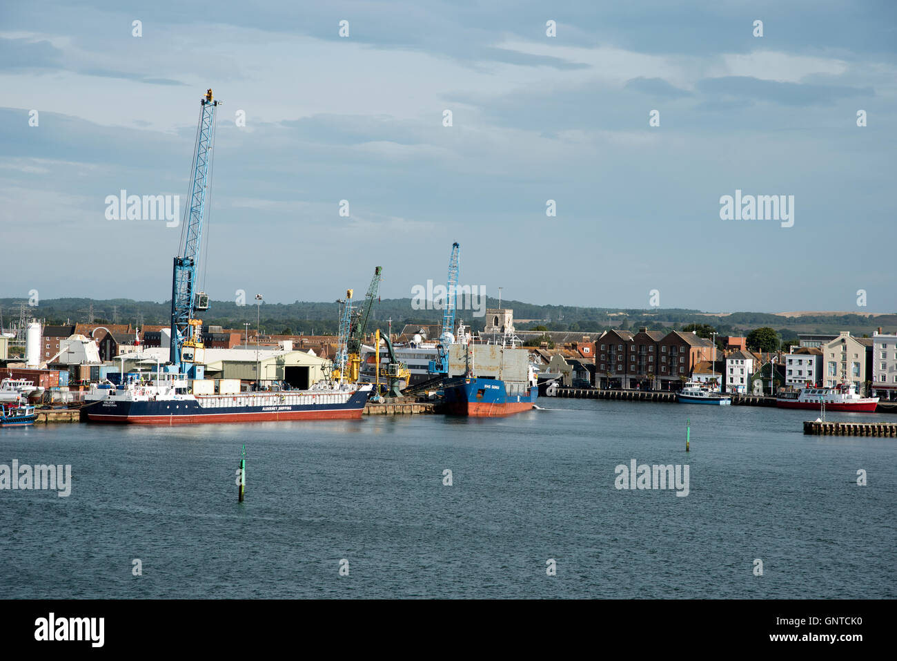 Ships berthing hi-res stock photography and images - Alamy