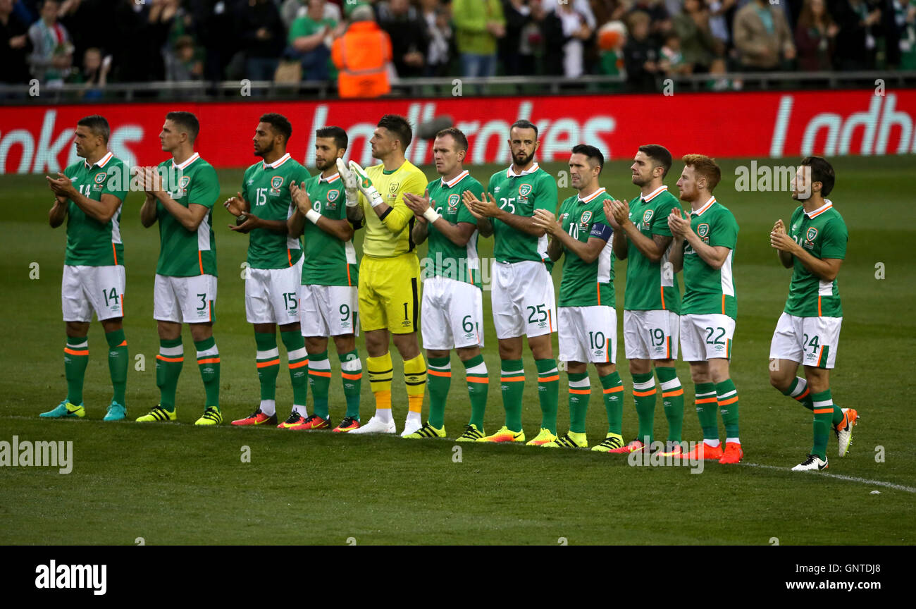 Ireland players sing hi-res stock photography and images - Alamy
