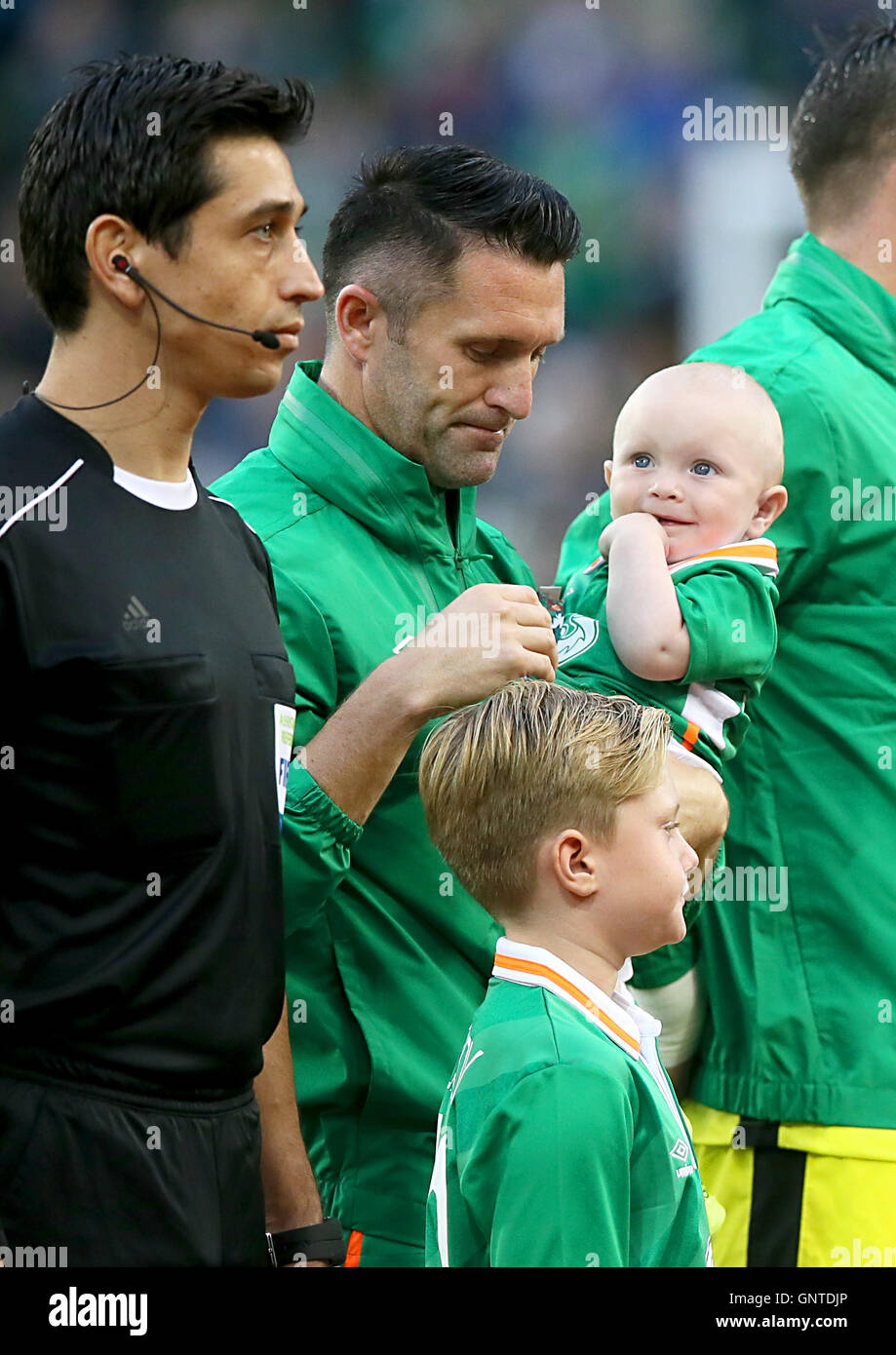 Republic of Ireland's Robbie Keane (left) sings the national anthem ...