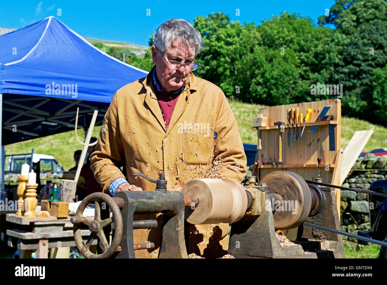Man working on lathe hi-res stock photography and images - Alamy