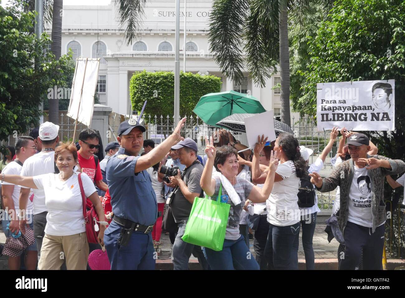 Crowd cheers for ferdinand marcos hi-res stock photography and images ...