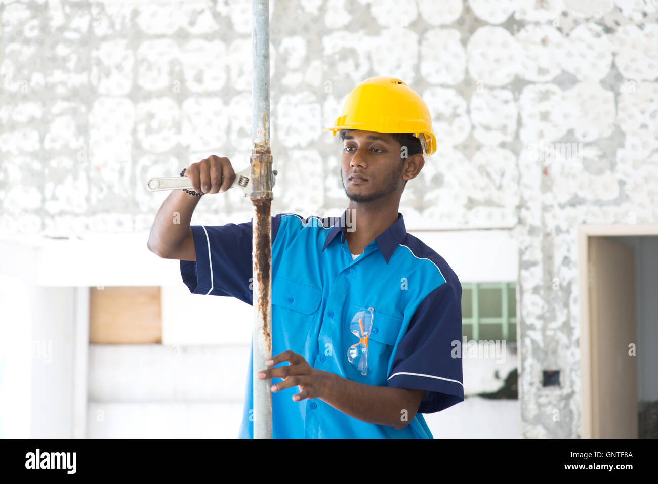 indian male plumber Stock Photo - Alamy