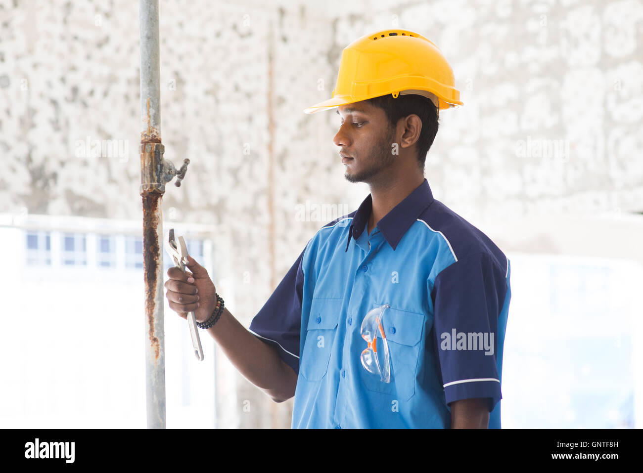 indian male plumber Stock Photo - Alamy