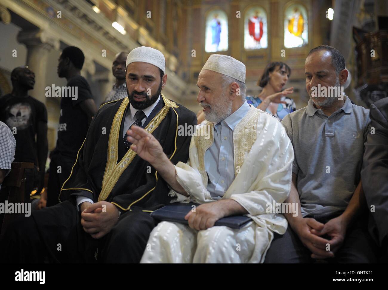 Muslims and Catholics in church of Santa Maria together against ...