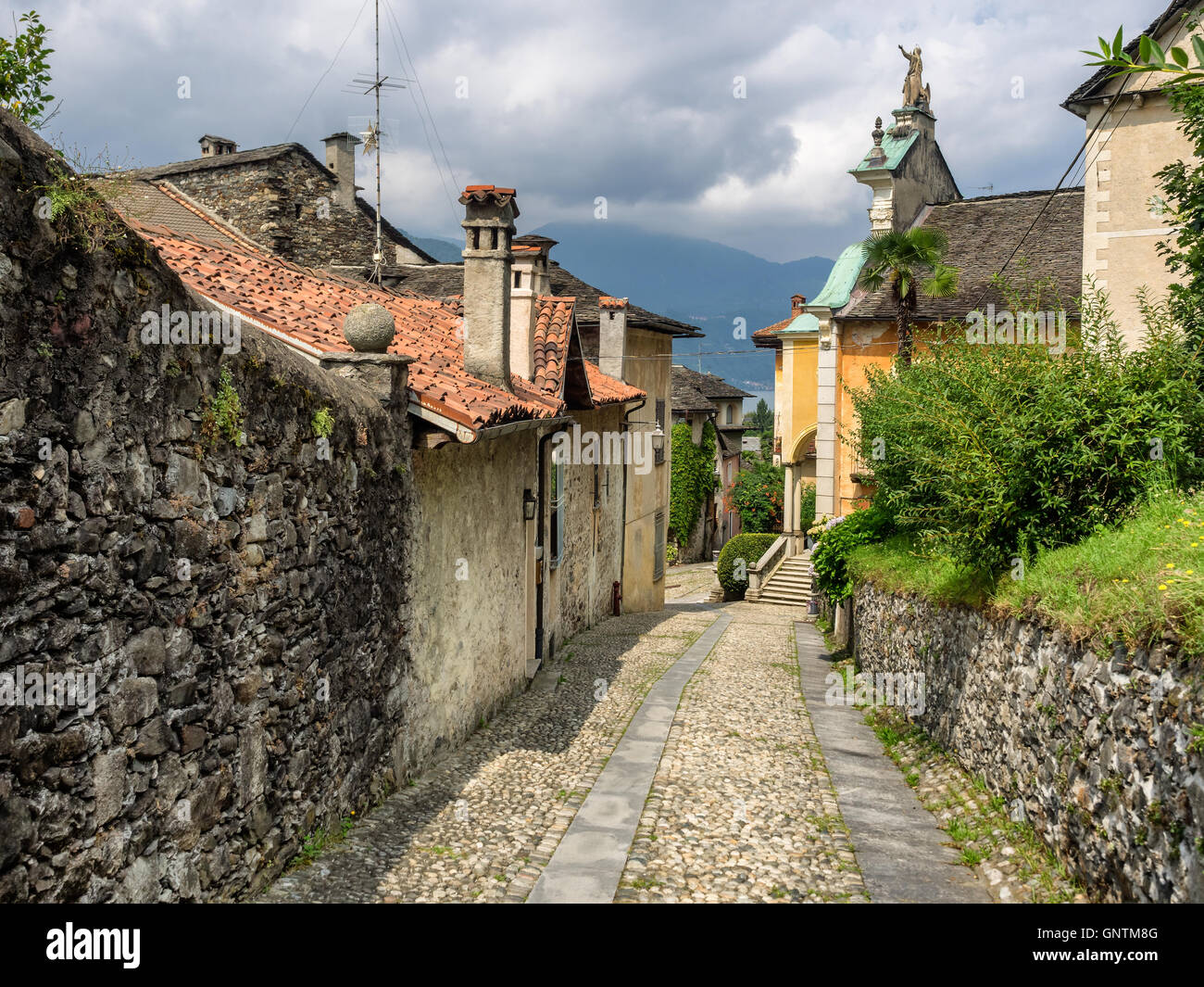 Small streets in city hi-res stock photography and images - Alamy