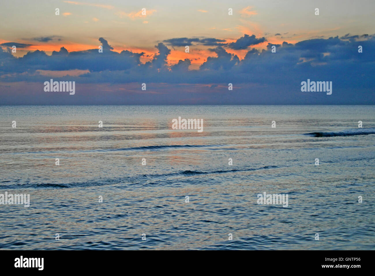 Sunset over ocean nature hi-res stock photography and images - Alamy