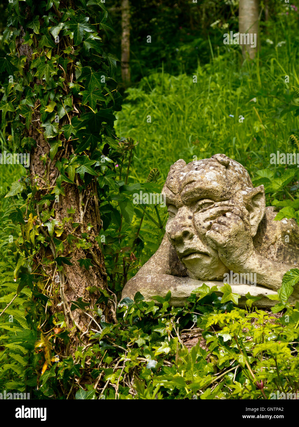 Man gardening statue hi-res stock photography and images - Alamy