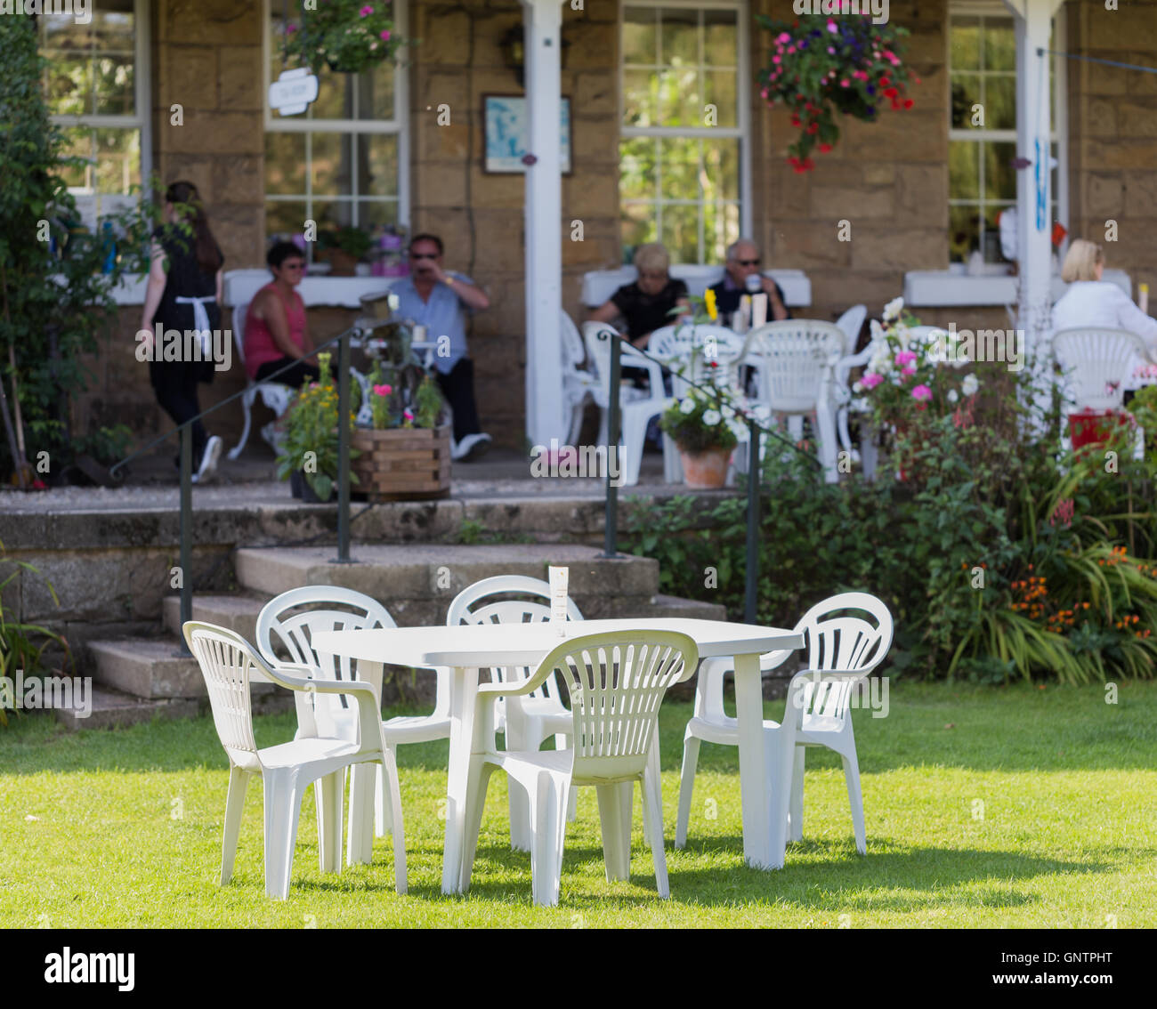 Yorkshire garden summer hi-res stock photography and images - Alamy