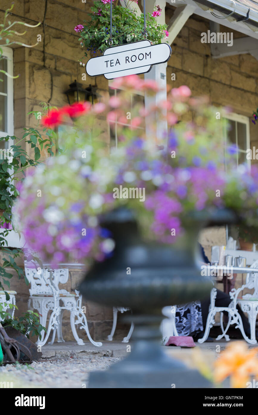 Yorkshire garden summer hi-res stock photography and images - Alamy
