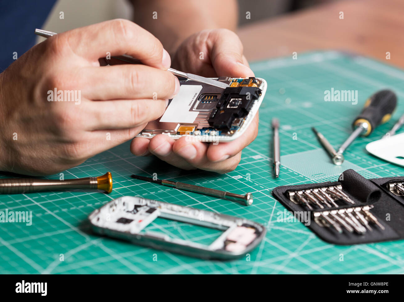 Man repairing broken smartphone, close up photo Stock Photo - Alamy