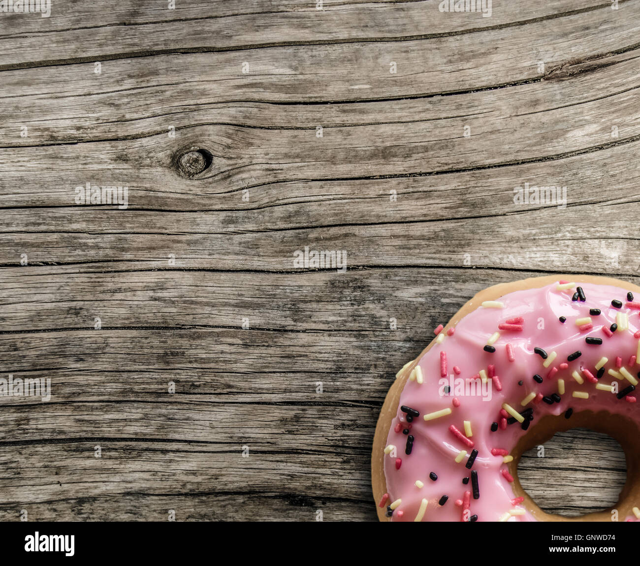 Baked round donut pink hi-res stock photography and images - Alamy