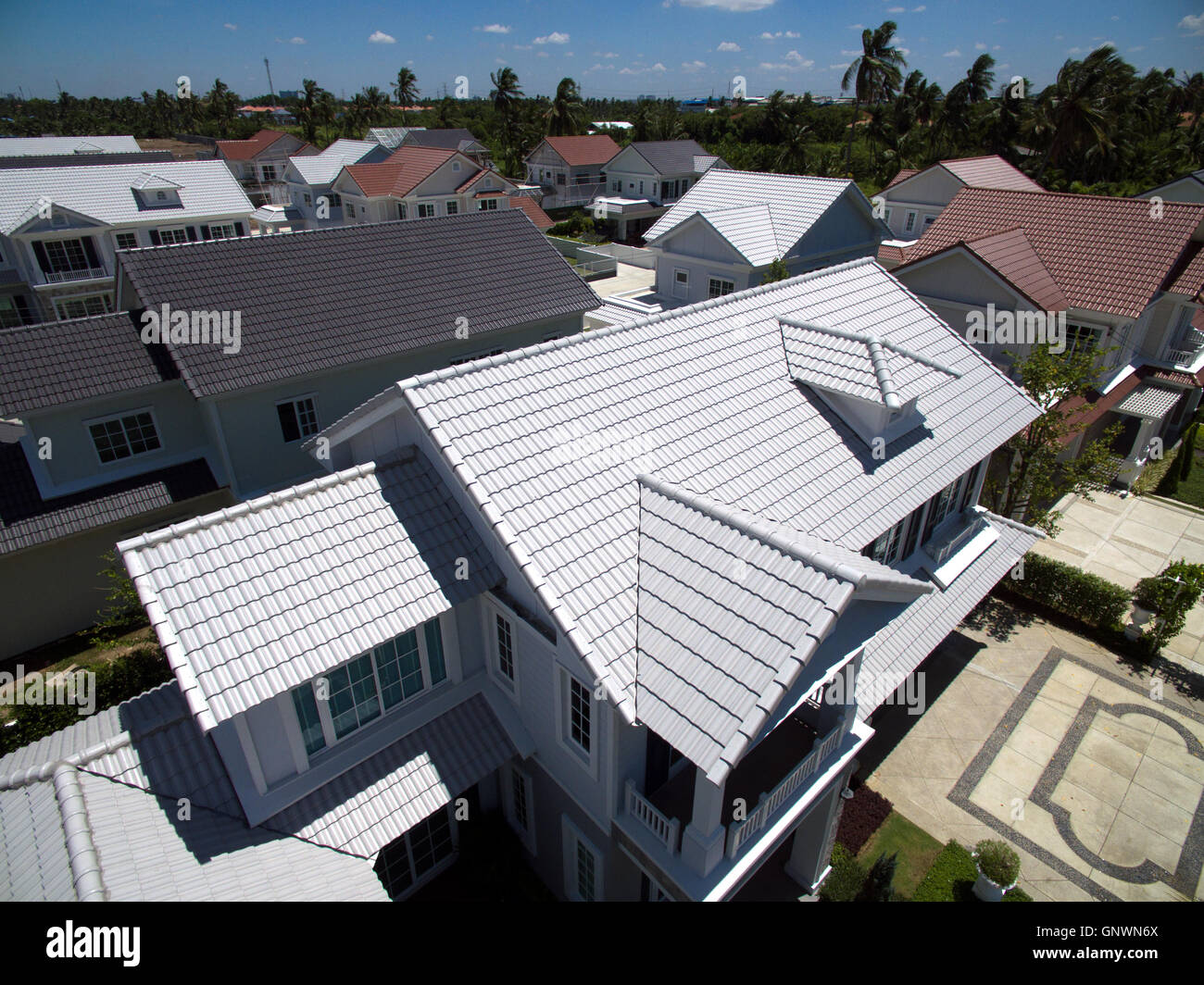 New build housing estate roofs hi-res stock photography and images - Alamy