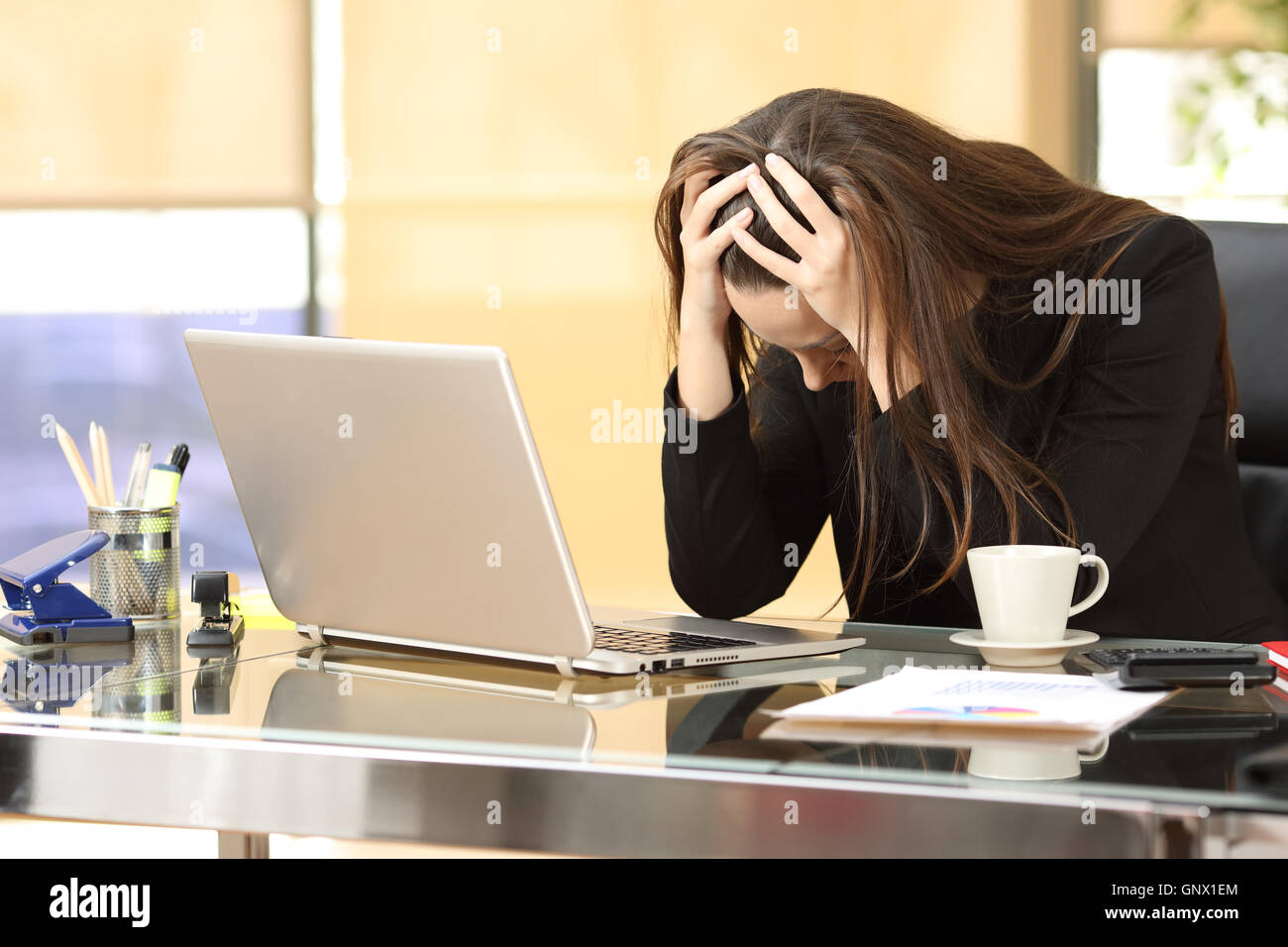Woman crying computer hi-res stock photography and images - Alamy