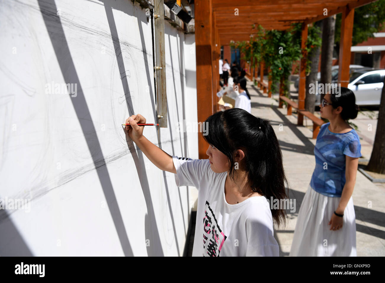 Zhengzhou, China's Henan Province. 1st Sep, 2016. Students draw on the ...