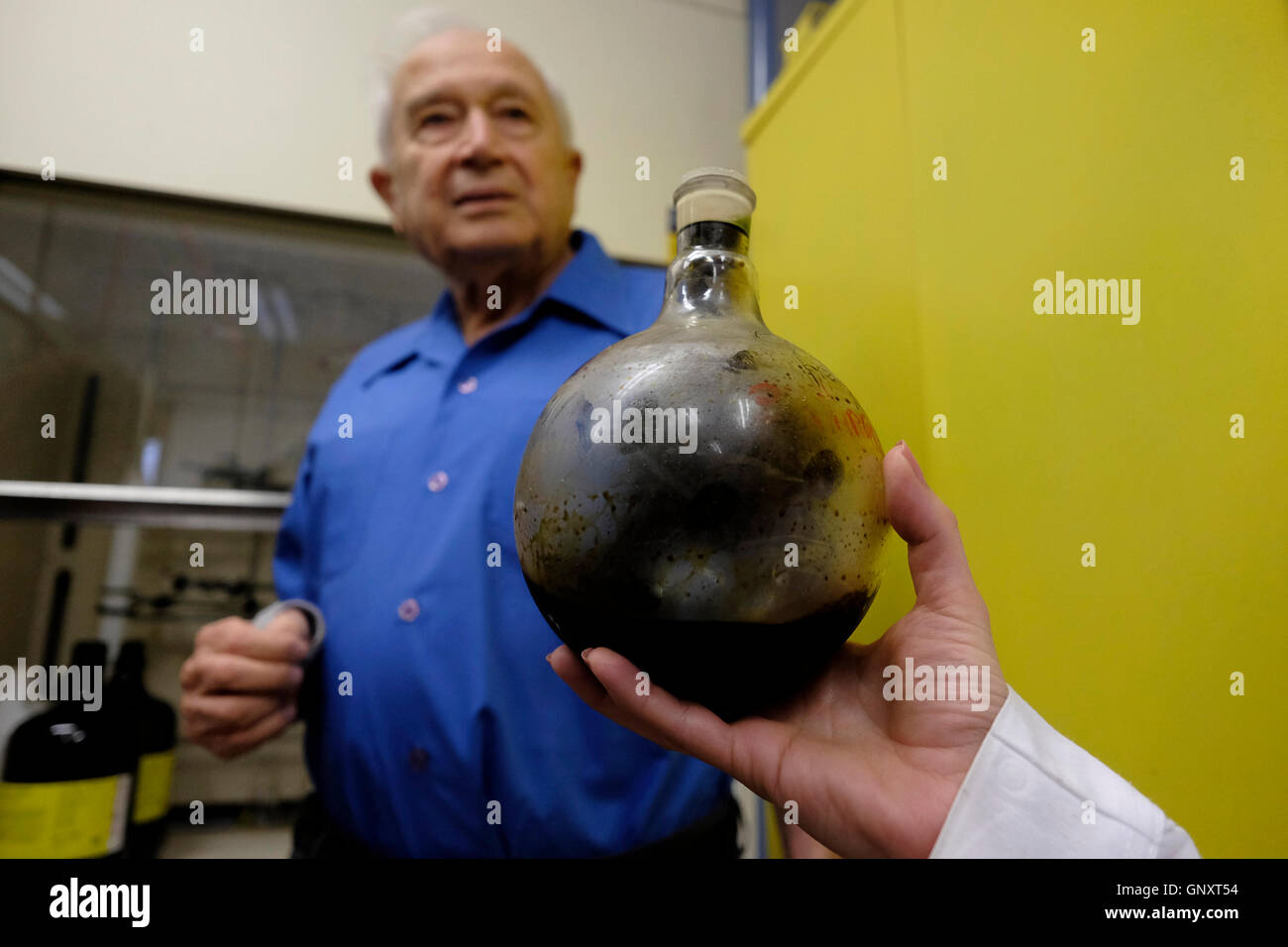 Organic chemist hi-res stock photography and images - Alamy