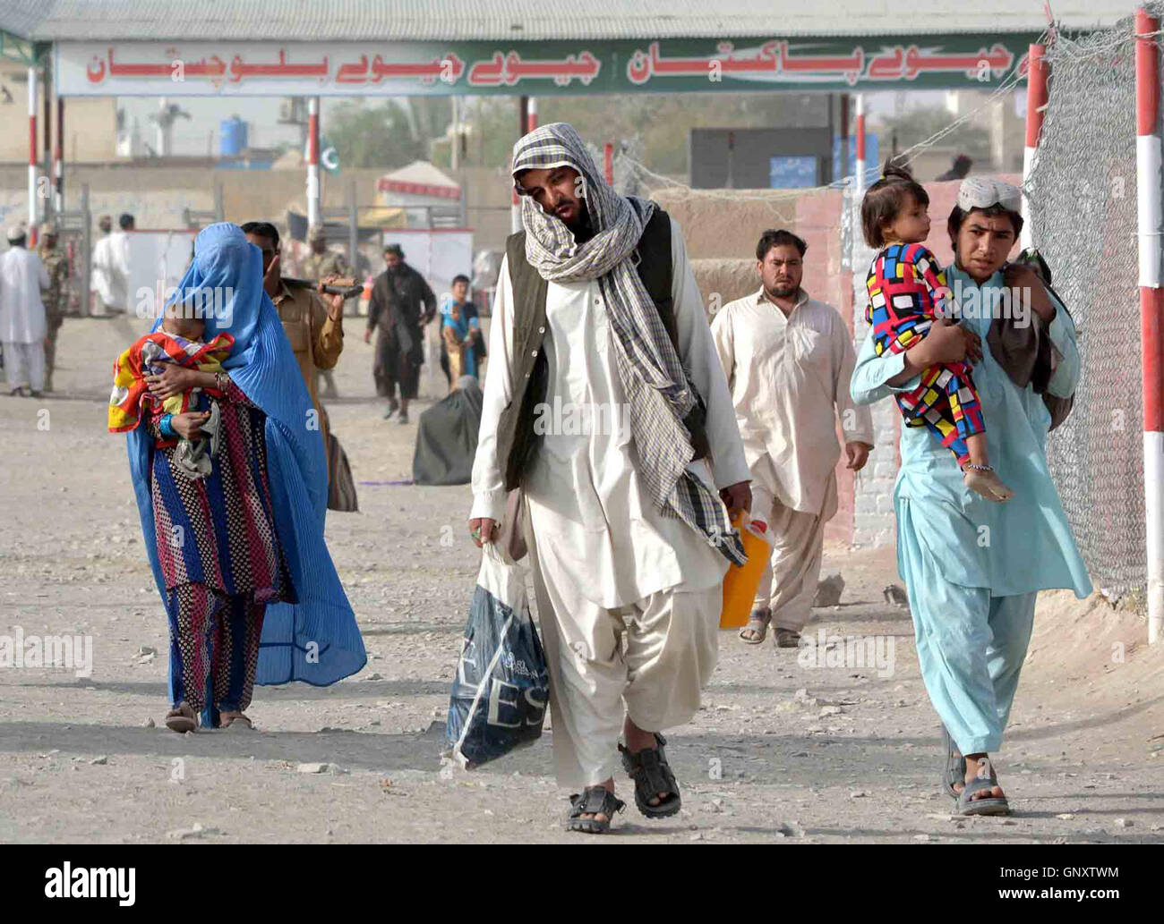 An Afghan family crossing border through Friendship-Gate, Chaman to ...