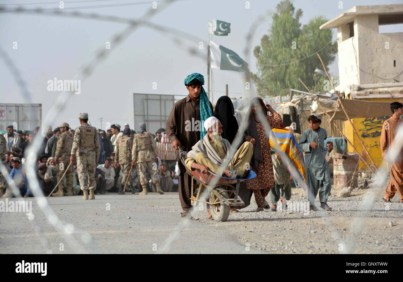 An Afghan family crossing border through Friendship-Gate, Chaman to ...