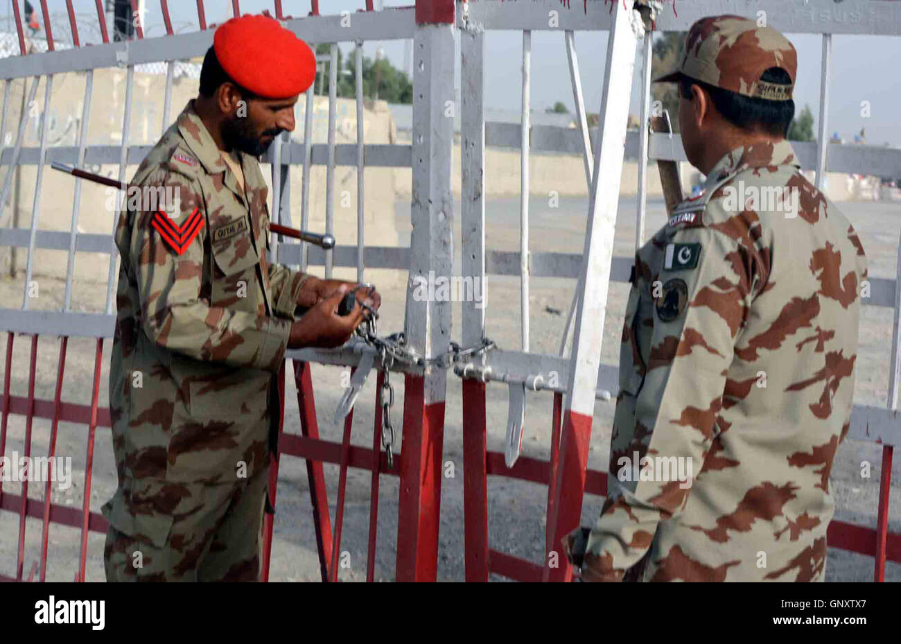 Pakistani paramilitary forces opening Friendship-Gate, Chaman on ...