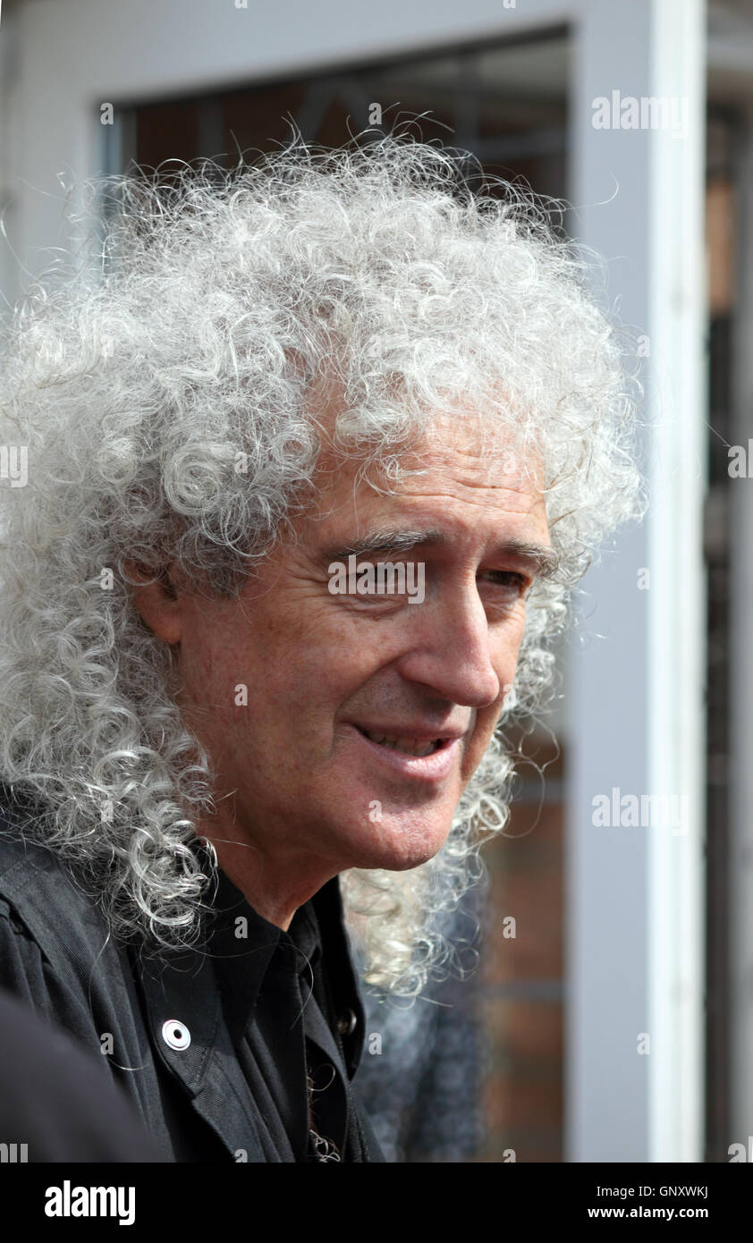 Roger Deacon's Instagram, Twitter & Facebook on IDCrawl