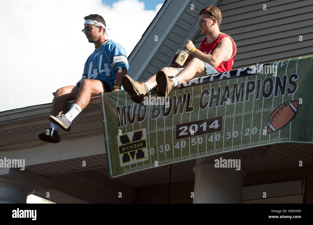 Fraternity house party hi-res stock photography and images - Alamy