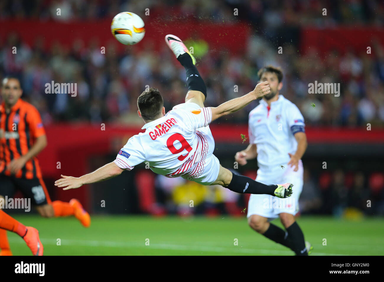 Football action overhead kick hi-res stock photography and images - Alamy