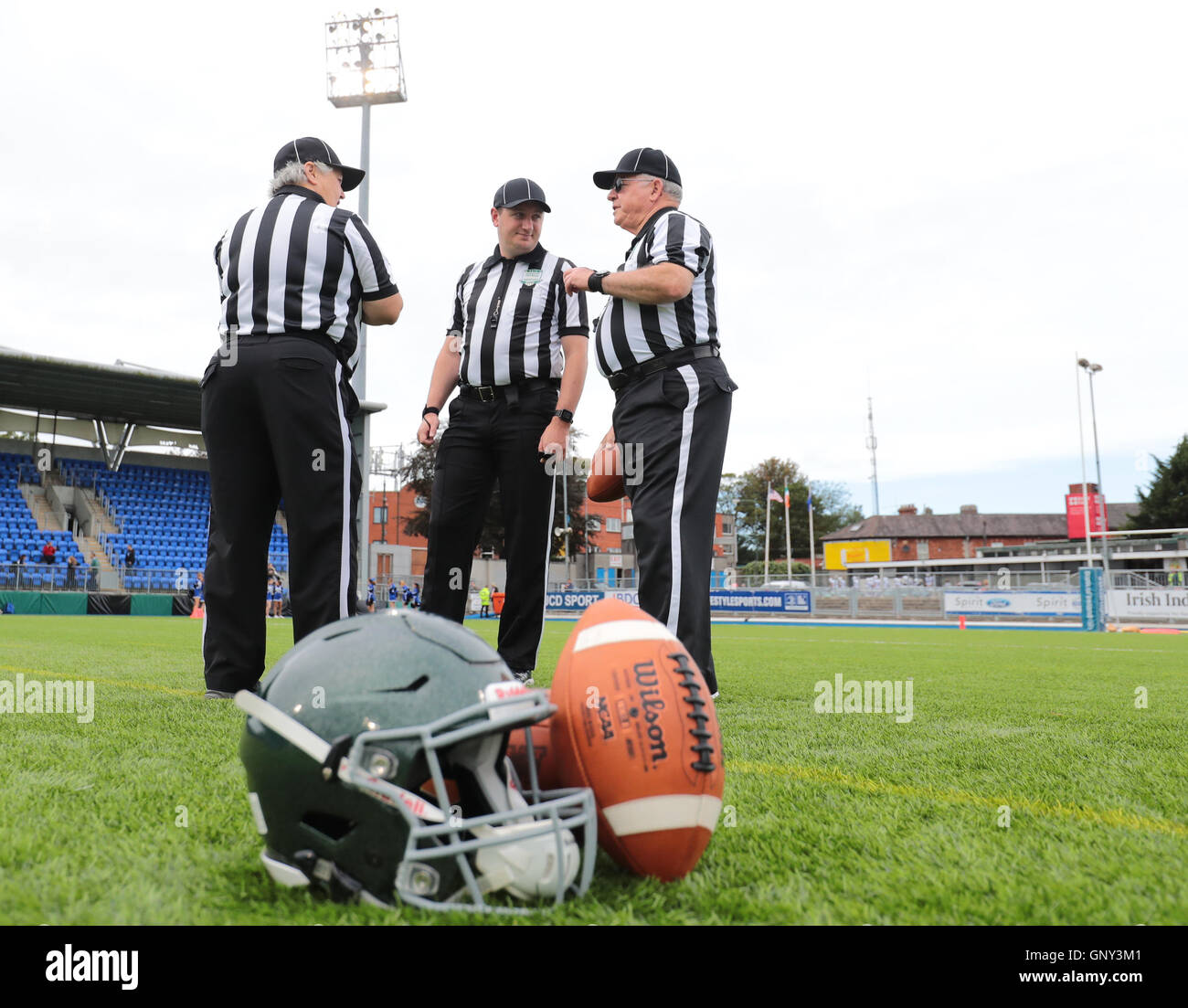 College football referees hi-res stock photography and images - Alamy