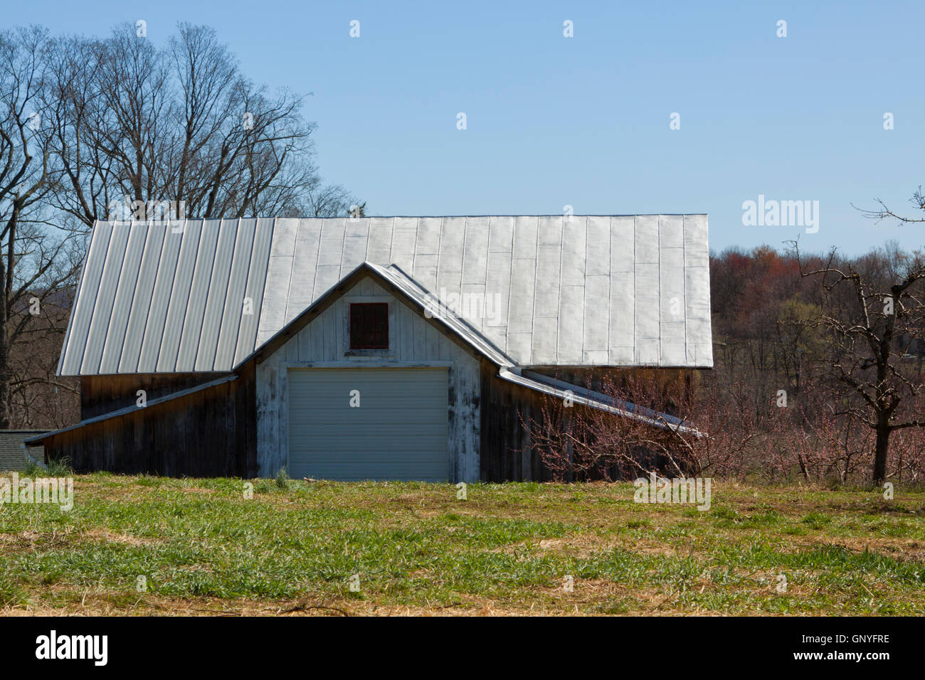 Old country barn on farmland Stock Photo - Alamy